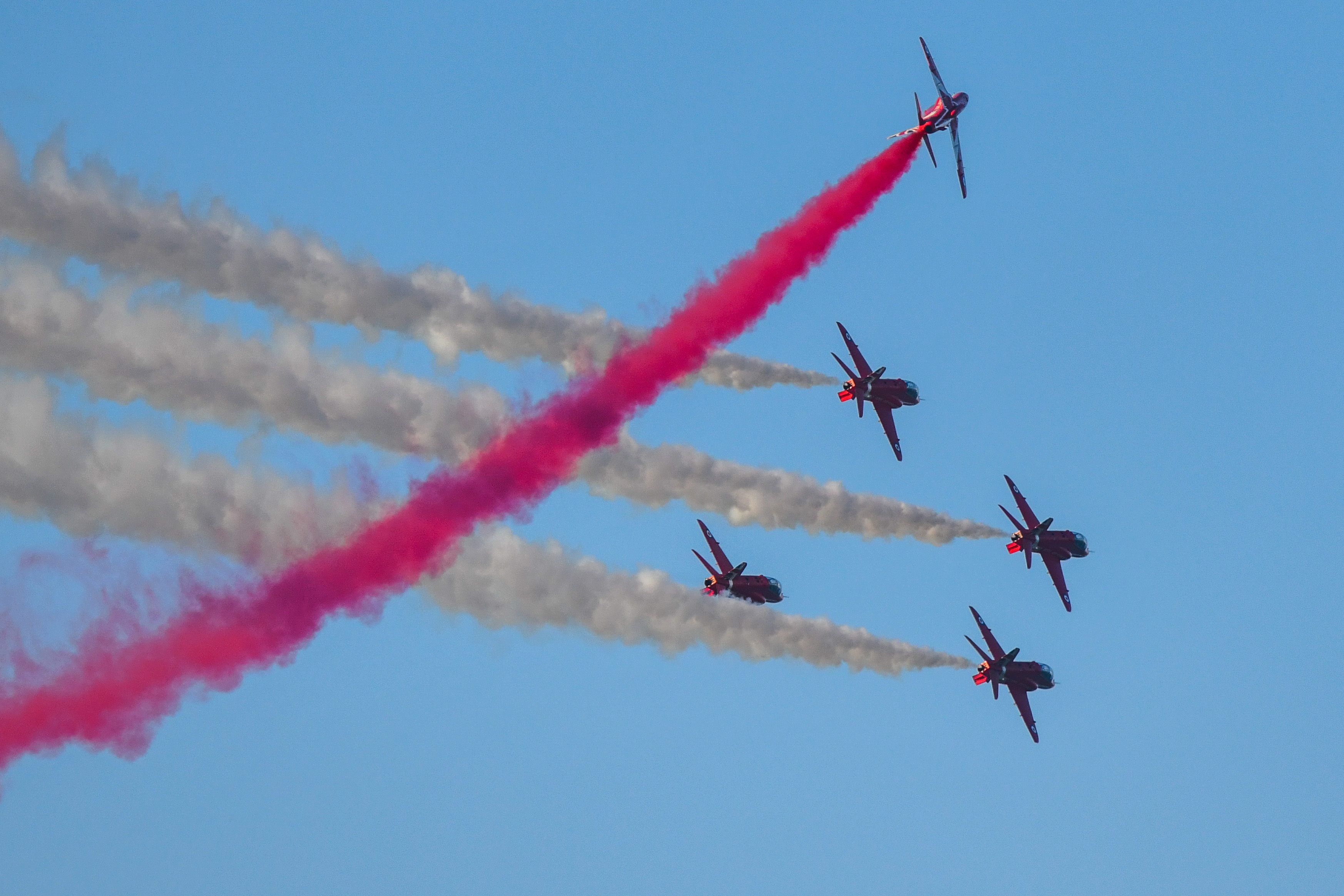 كونا : القوة الجوية الكويتية وفرقة (السهام الحمراء) البريطانية تنفذان ...