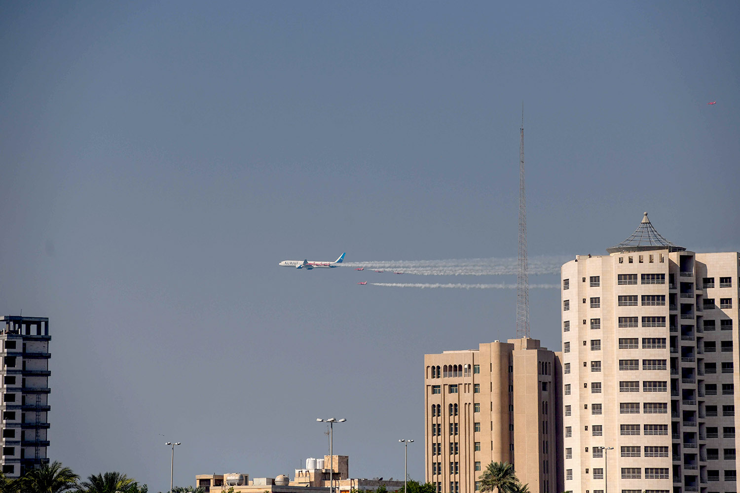 كونا : لوحات وعروض جوية رسمها فريق (السهام الحمراء) والقوة الجوية ...