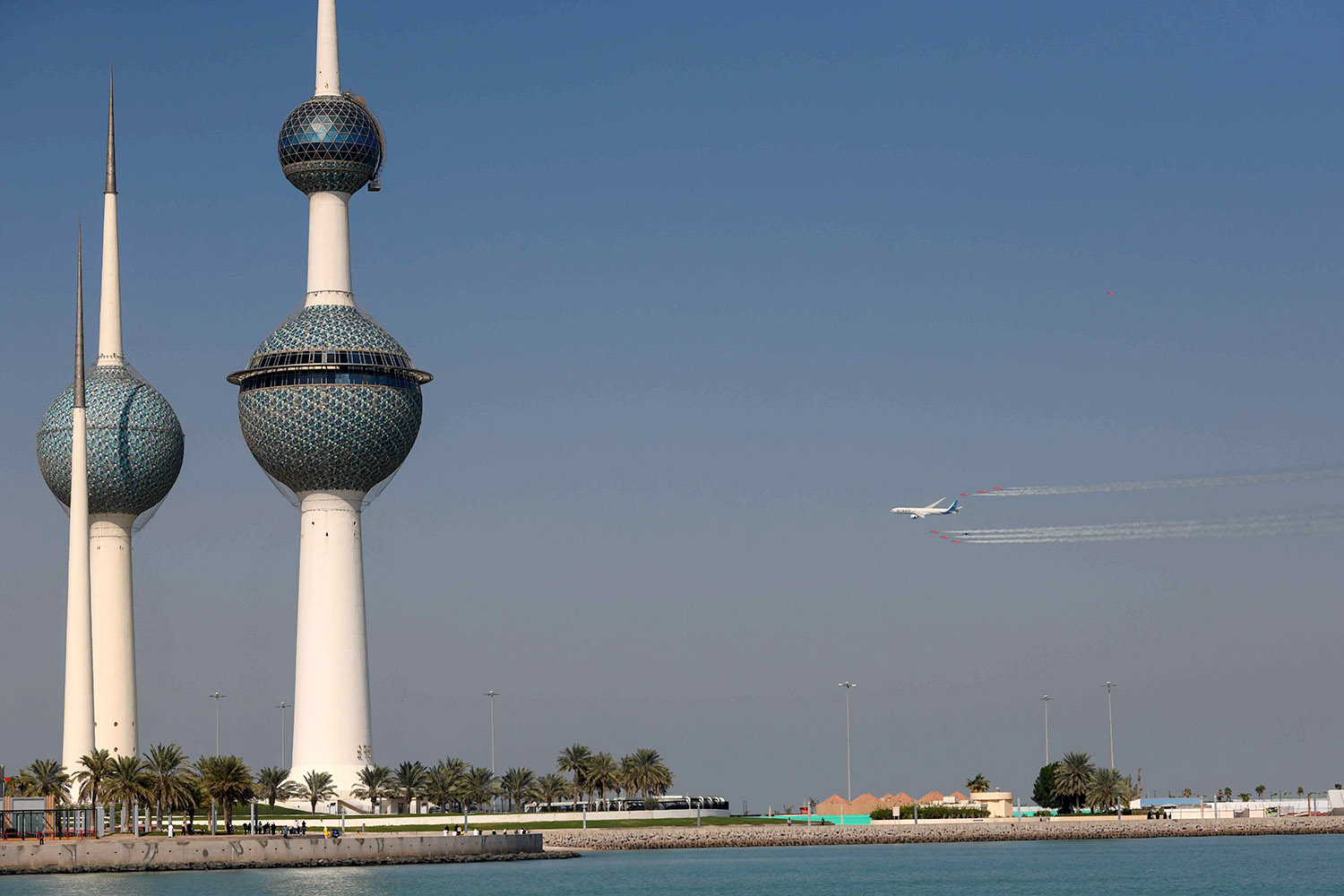 كونا : لوحات وعروض جوية رسمها فريق (السهام الحمراء) والقوة الجوية ...