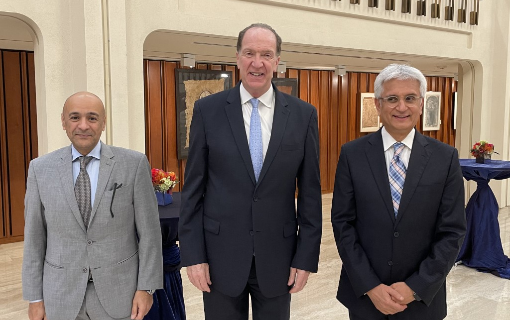 كونا : Le Groupe de la BM rend hommage au doyen du Conseil des administrateurs Mirza Hassan ...