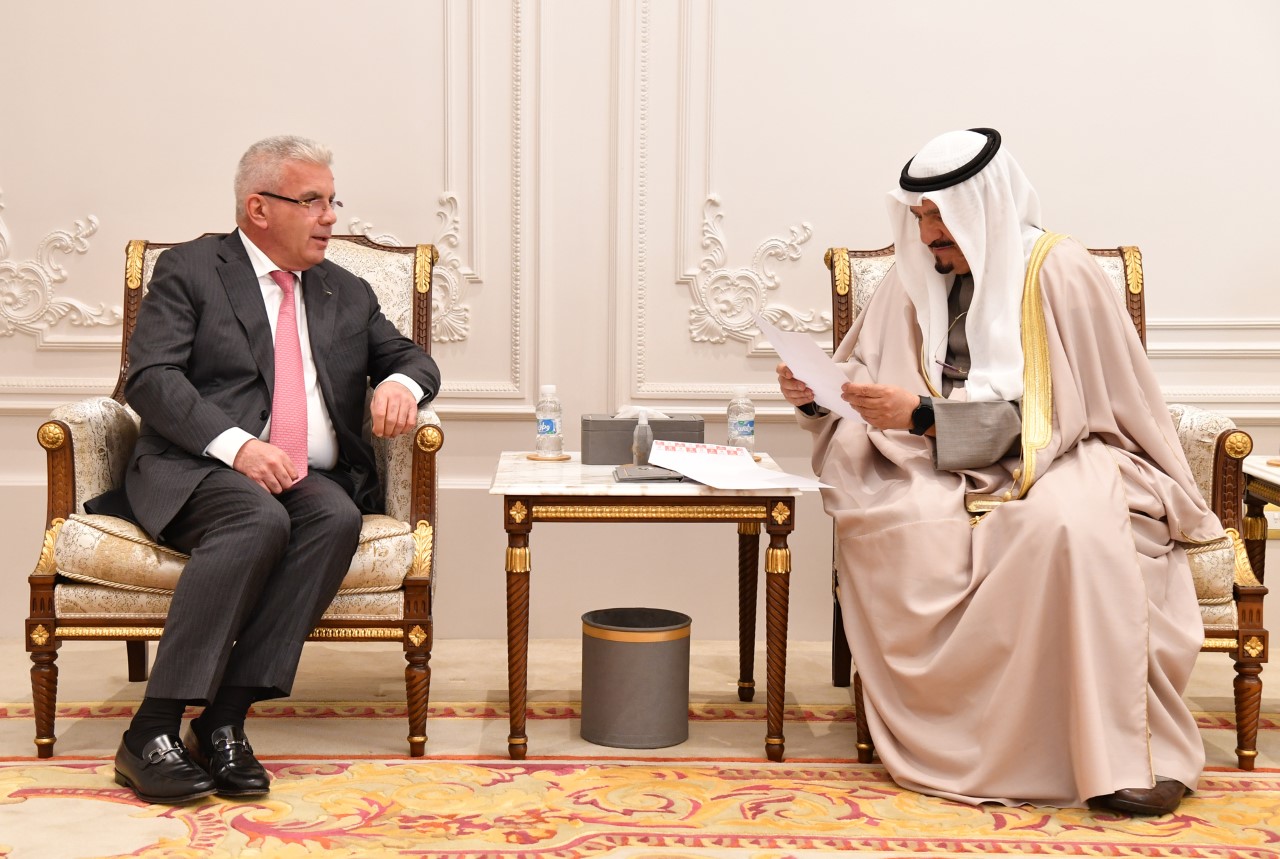 كونا : Kuwait Amir receives letter from Palestine Pres.