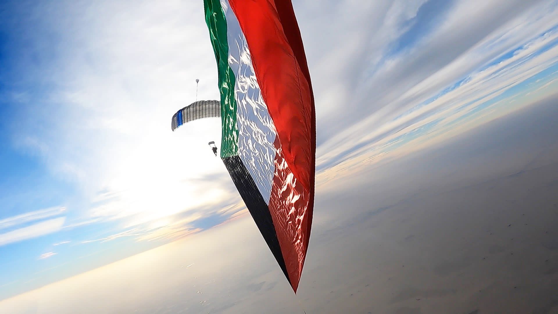 كونا : Kuwaiti Parachutist wins in free skydiving with largest flag
