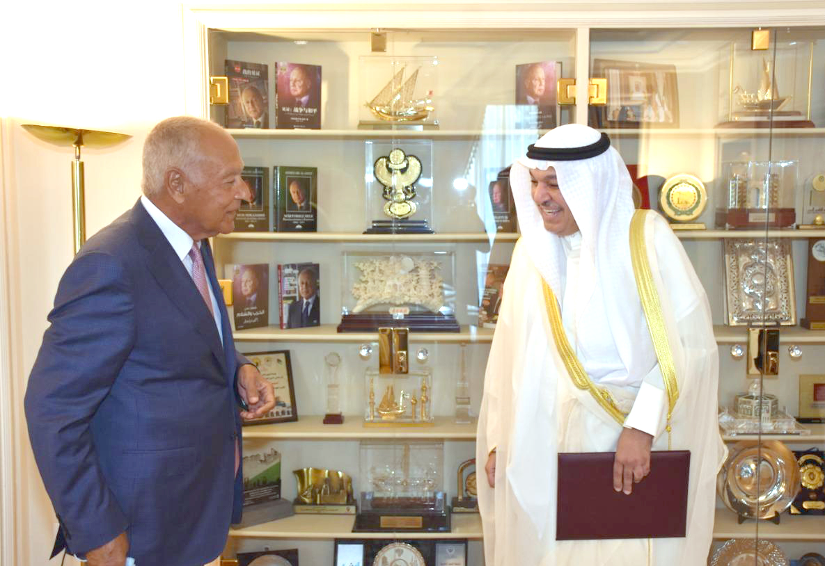 كونا : Amb. Al-Ghanim submits credentials to Arab League