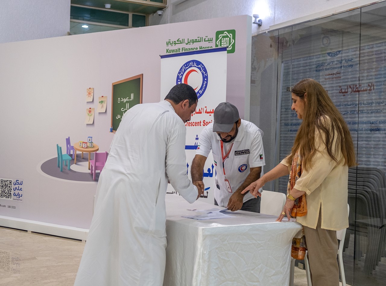 KUNA : Kuwait Red Crescent provides school accessories to poor families