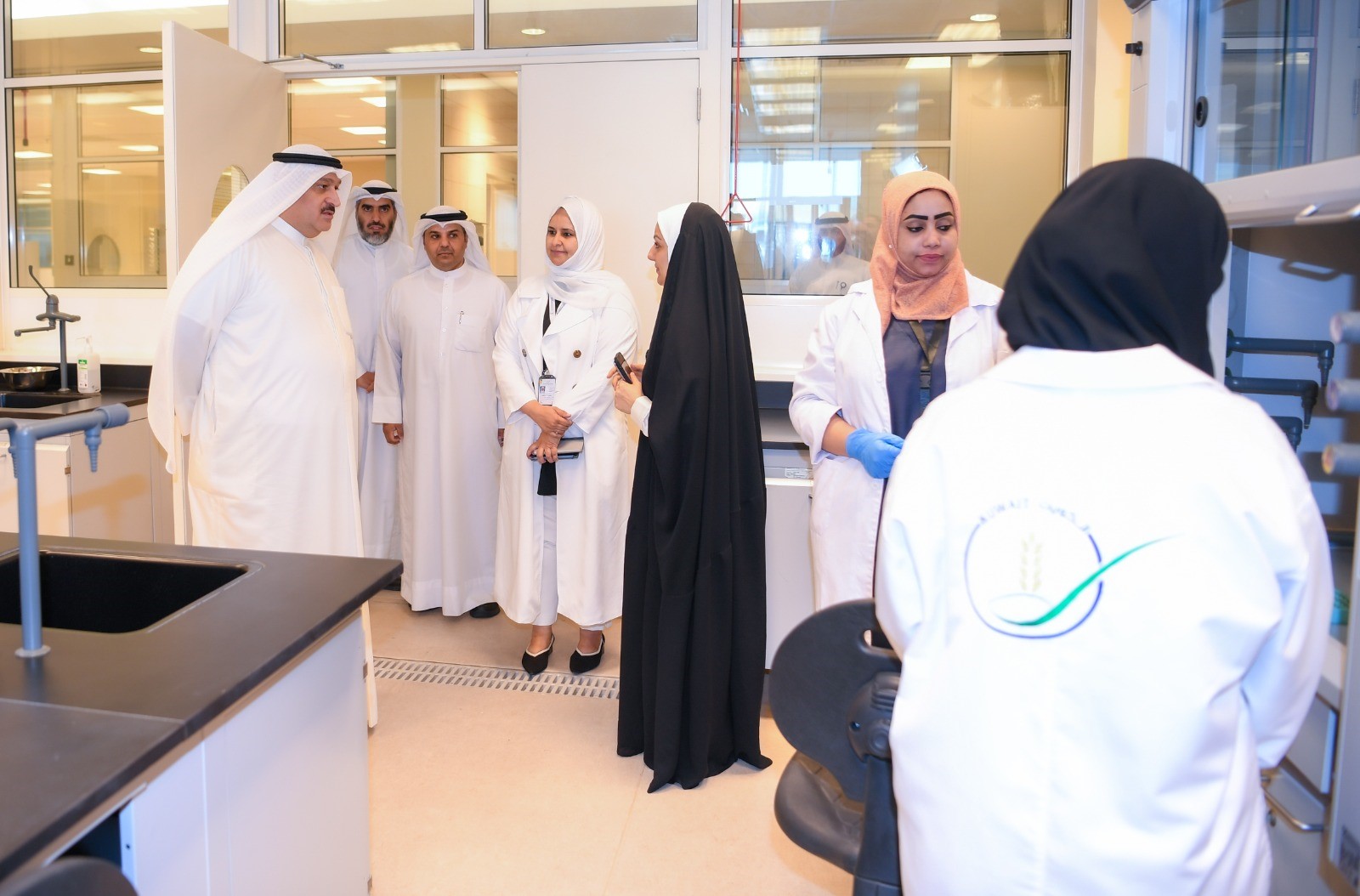 KUNA : Kuwait health minister inaugurates laboratory for food examination