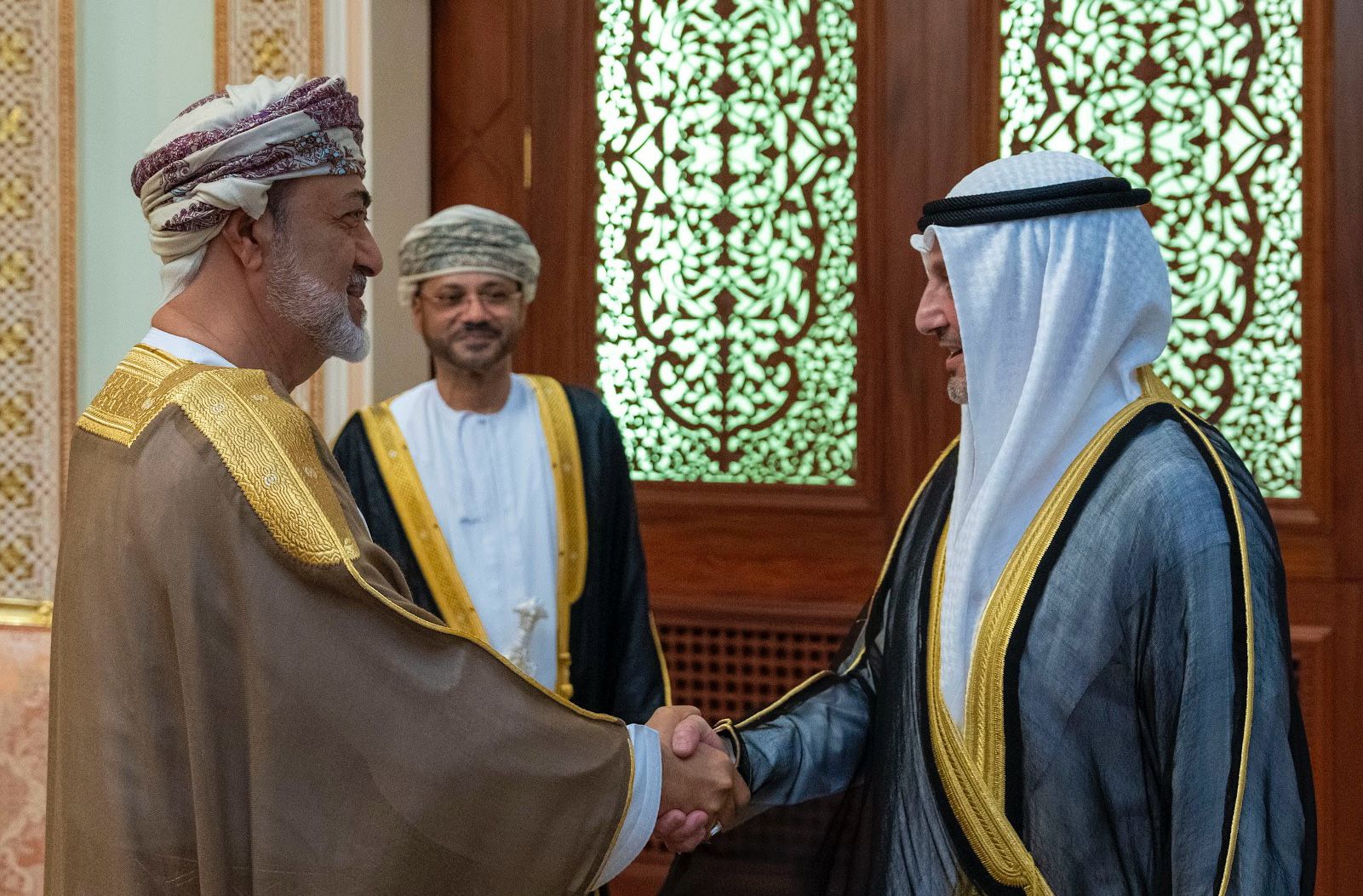 كونا : FM conveys Kuwaiti leadership's greetings to Omani Sultan, people