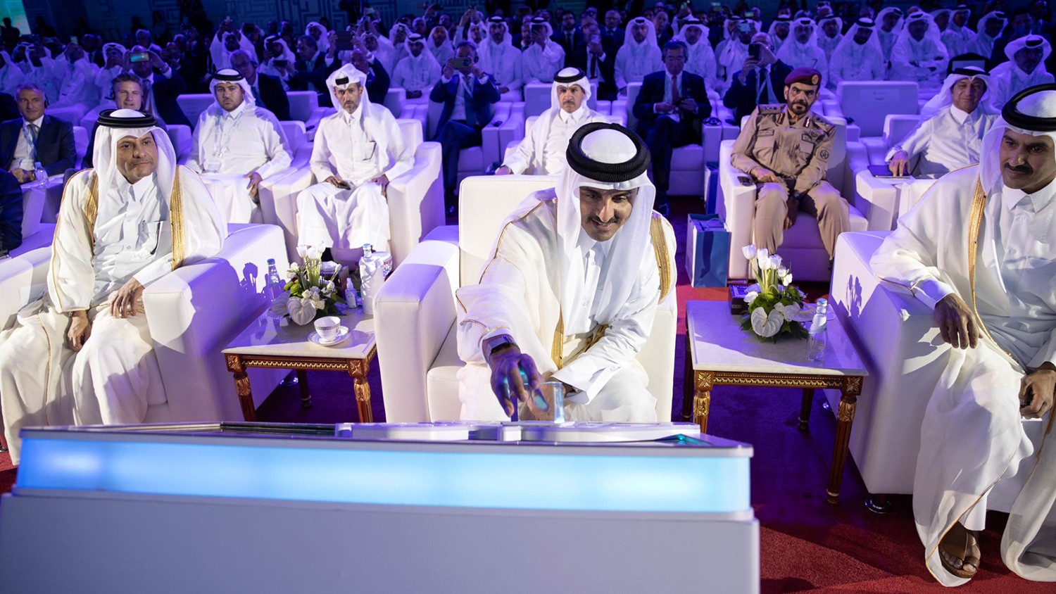 كونا : Qatari Amir lays foundation stone of North Field Expansion Project