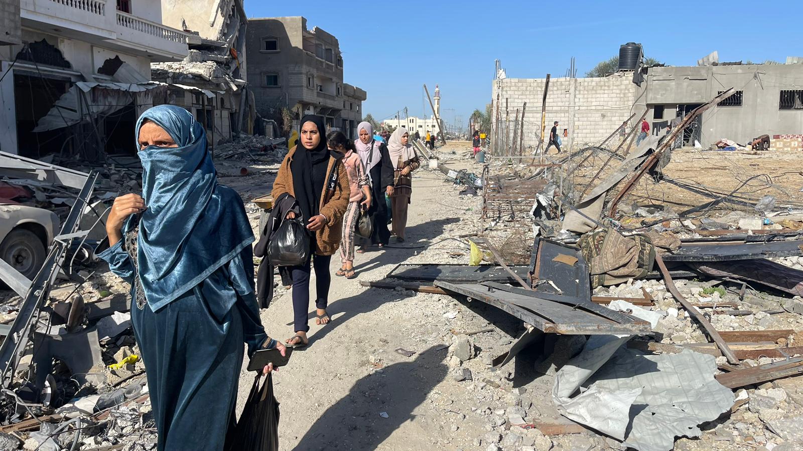 كونا : Displaced Gazans return to destroyed houses - الشؤون الإجتماعية ...