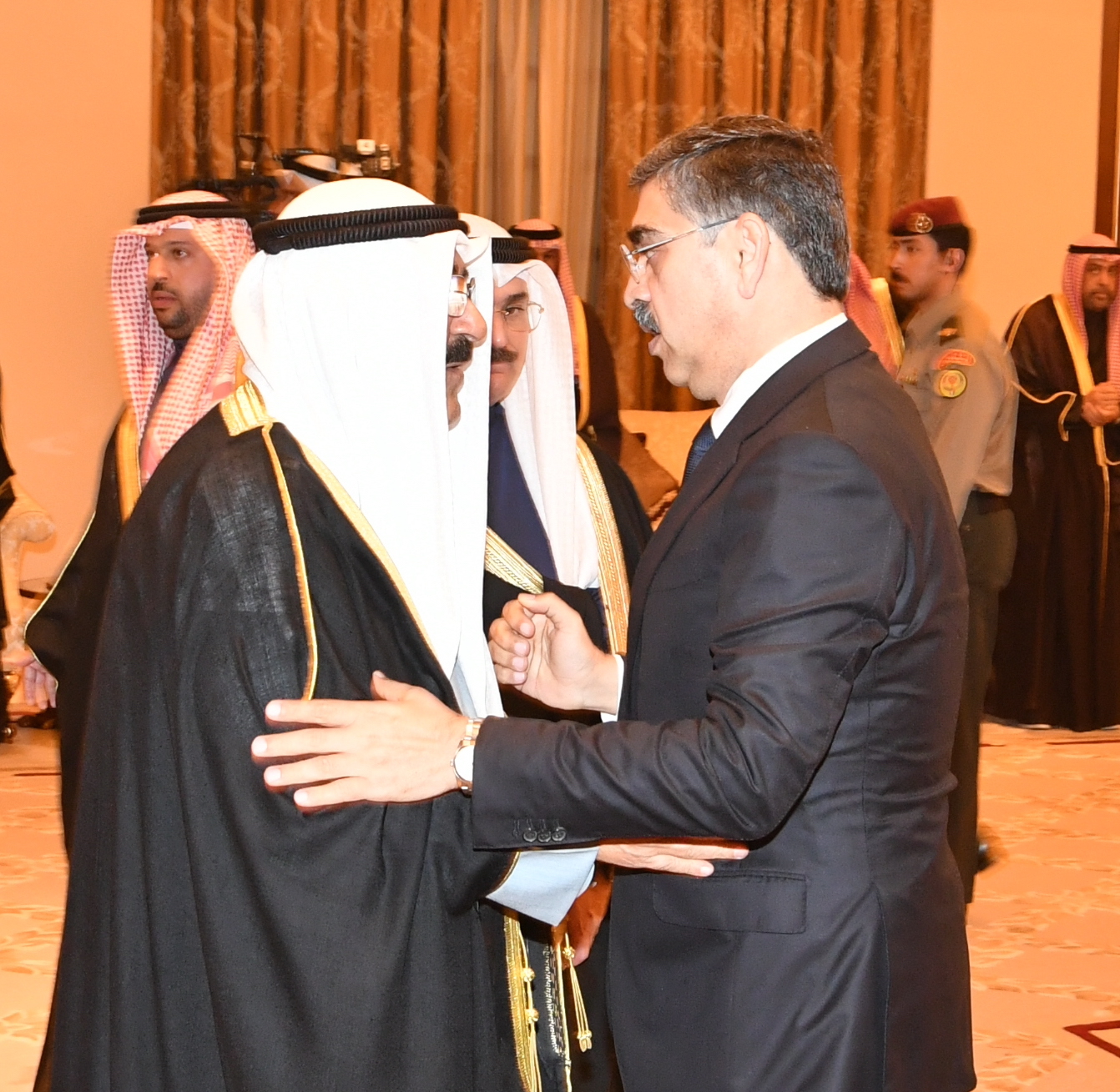 KUNA : Pakistan PM in Kuwait offering condolences on late Amir's demise ...