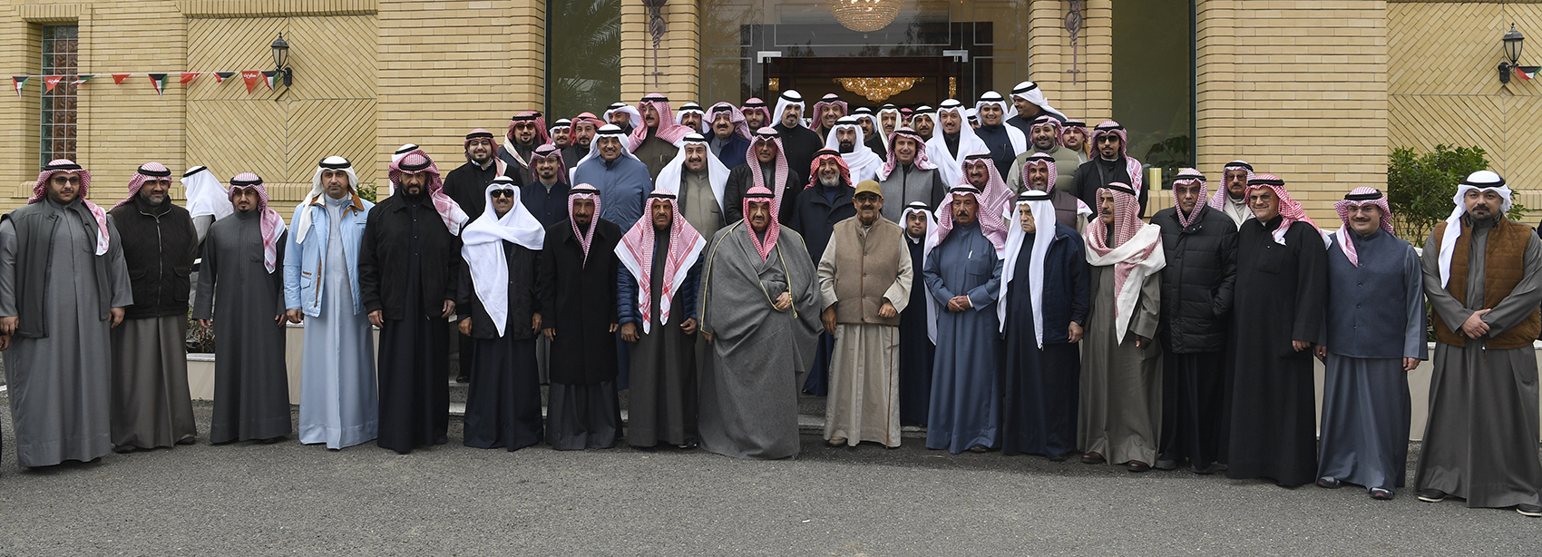 KUNA : Kuwait Amir's Rep., Crown Prince attends luncheon at Azayez farm