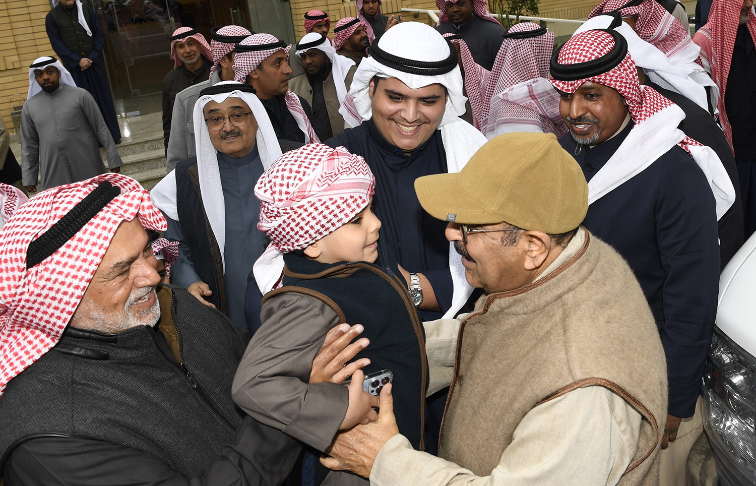 KUNA : Kuwait Amir's Rep., Crown Prince attends luncheon at Azayez farm