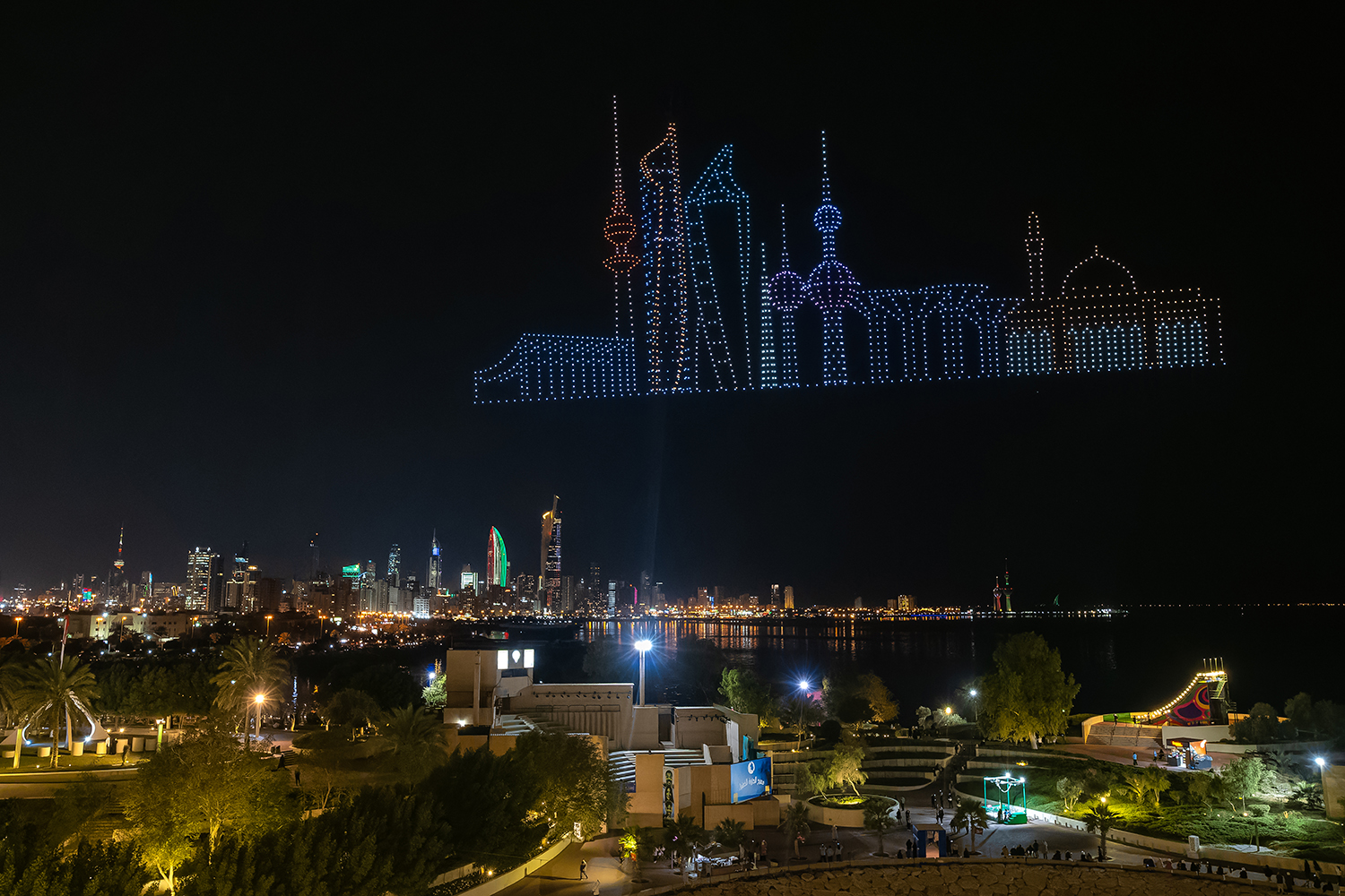 كونا : سماء الكويت تزينت بطائرات مسيرة عرضت تشكيلات ولوحات رائعة احتفاء ...