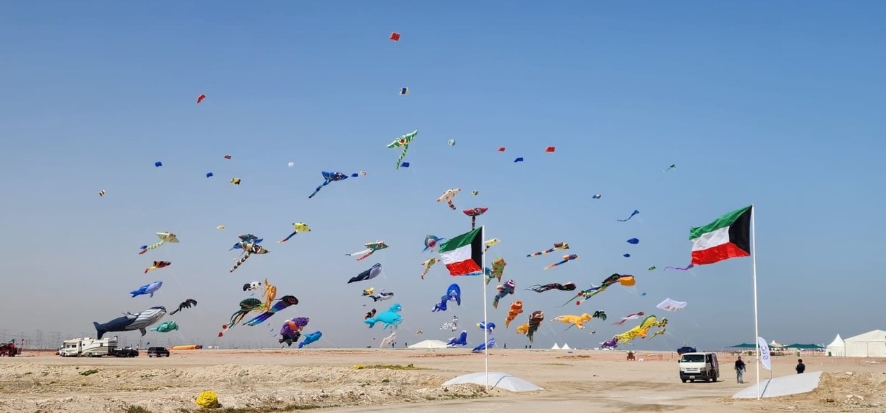 KUNA : سماء الكويت تتزين بأعلام البلاد وطائرات ورقية شكلت لوحة جمالية ...