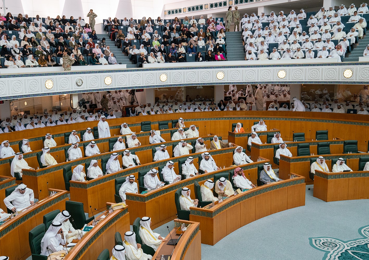 كونا : Kuwait MPs take oath at new parliament