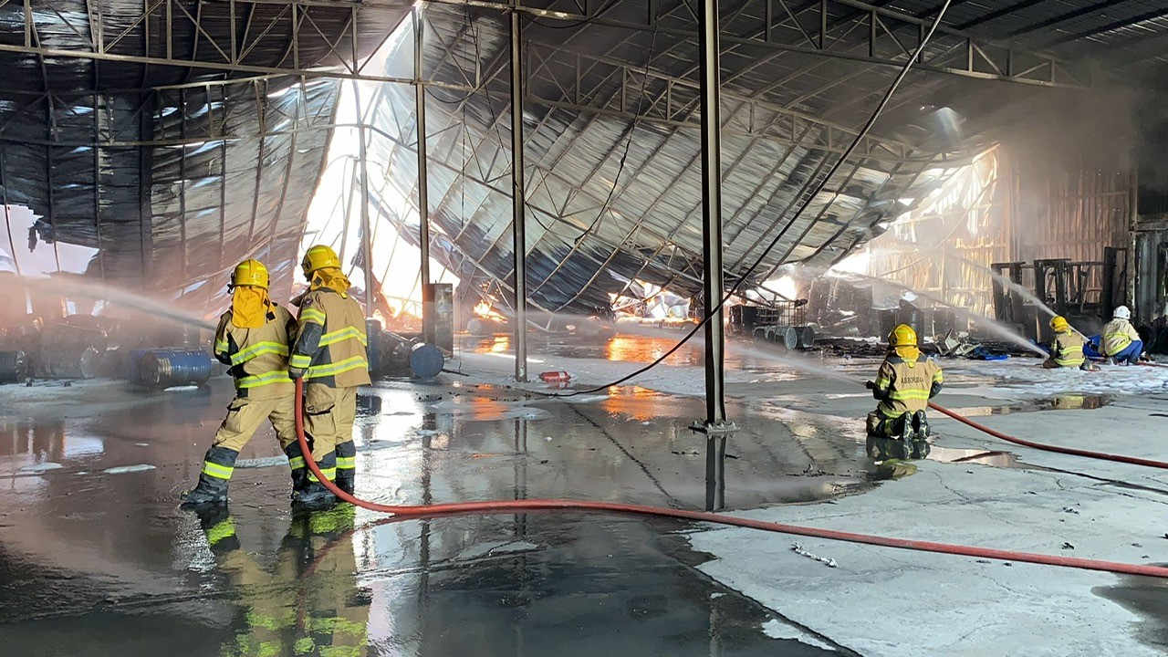 كونا : Kuwait Fire Force: fire in cement factory under control