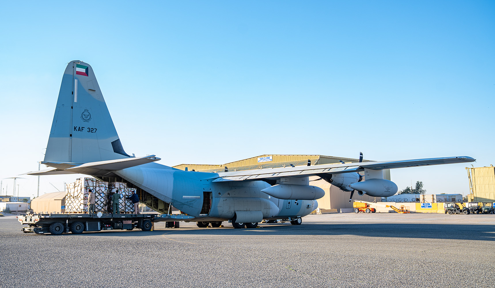 كونا : Kuwait sends 42nd relief aid plane to Gaza