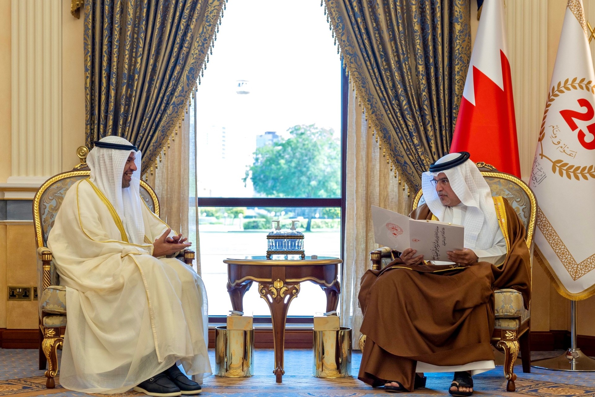 كونا : Kuwait Amir Envoy delivers GCC summit invitation to Bahrain leader