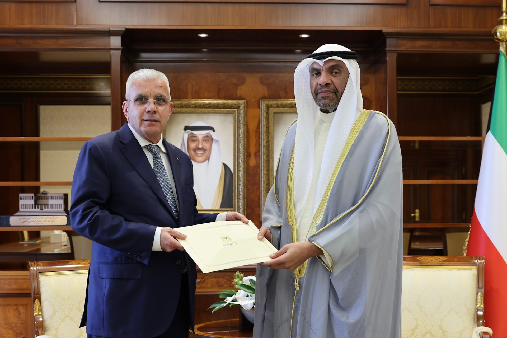 KUNA : Kuwait Amir receives letter from Palestinian Pres.