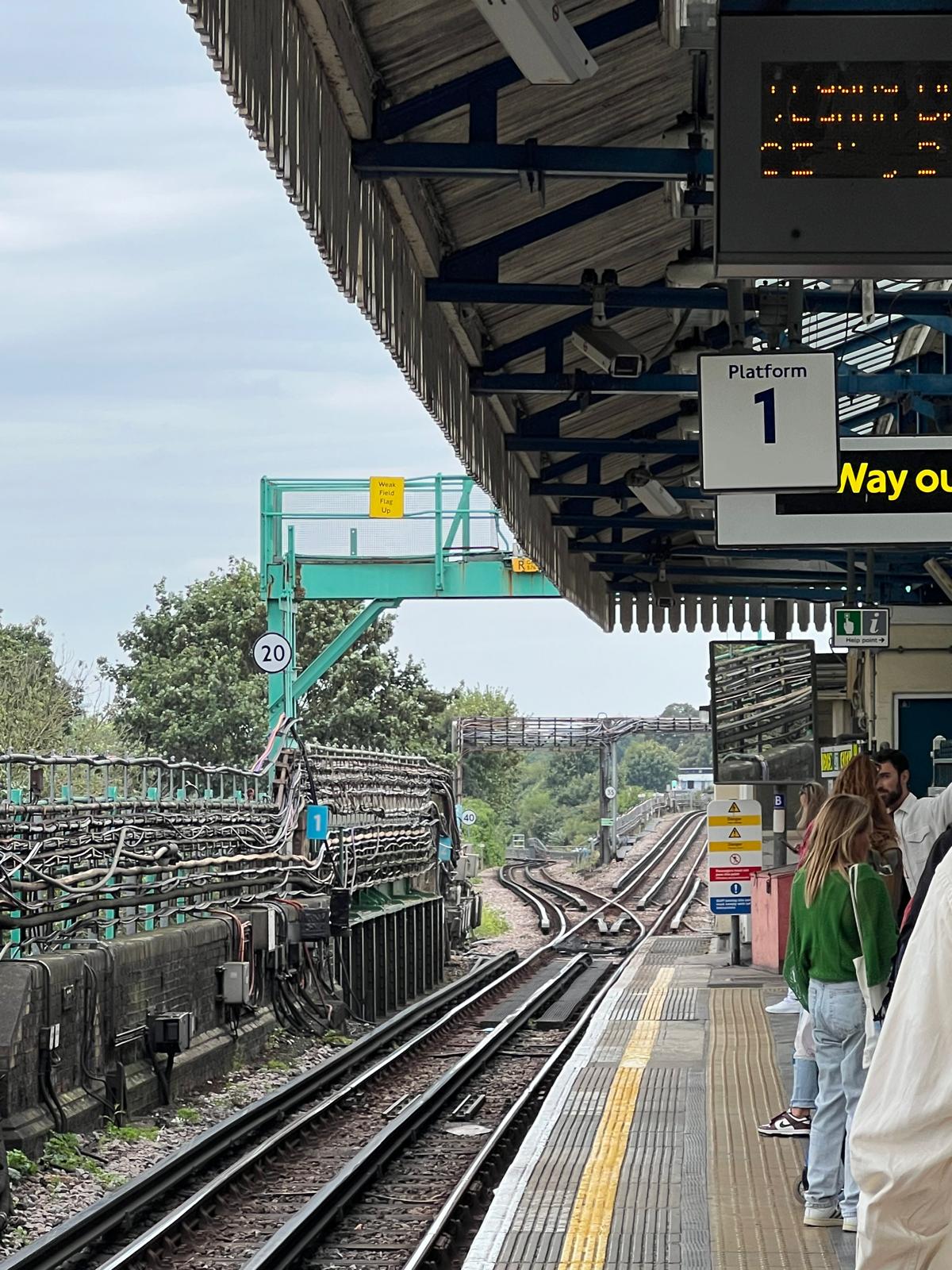 كونا : Communication glitch disrupts UK's rail network