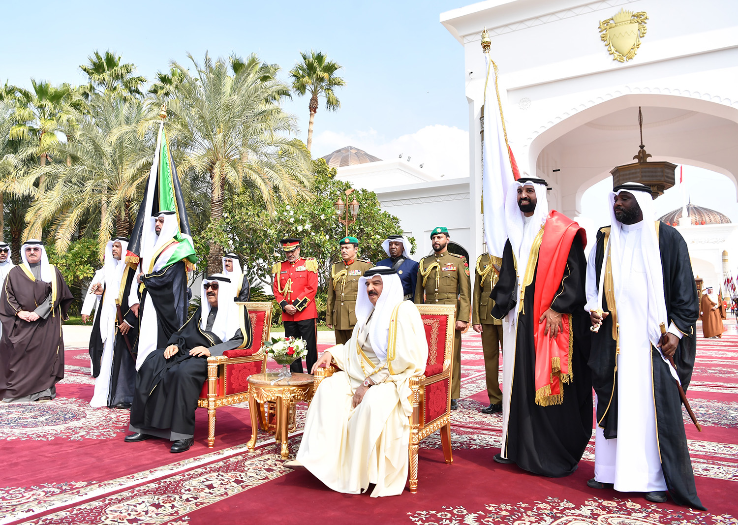 كونا : Official reception for Kuwait Amir at Bahrain's Sakhir Palace