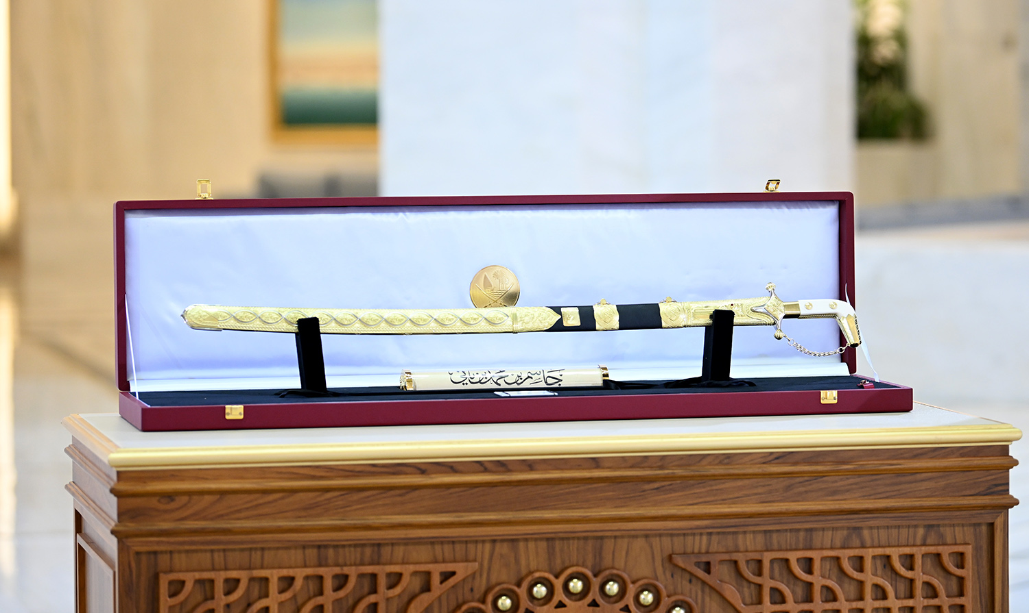 KUNA : Qatari Amir presents "Founder Sword" to Kuwait Amir