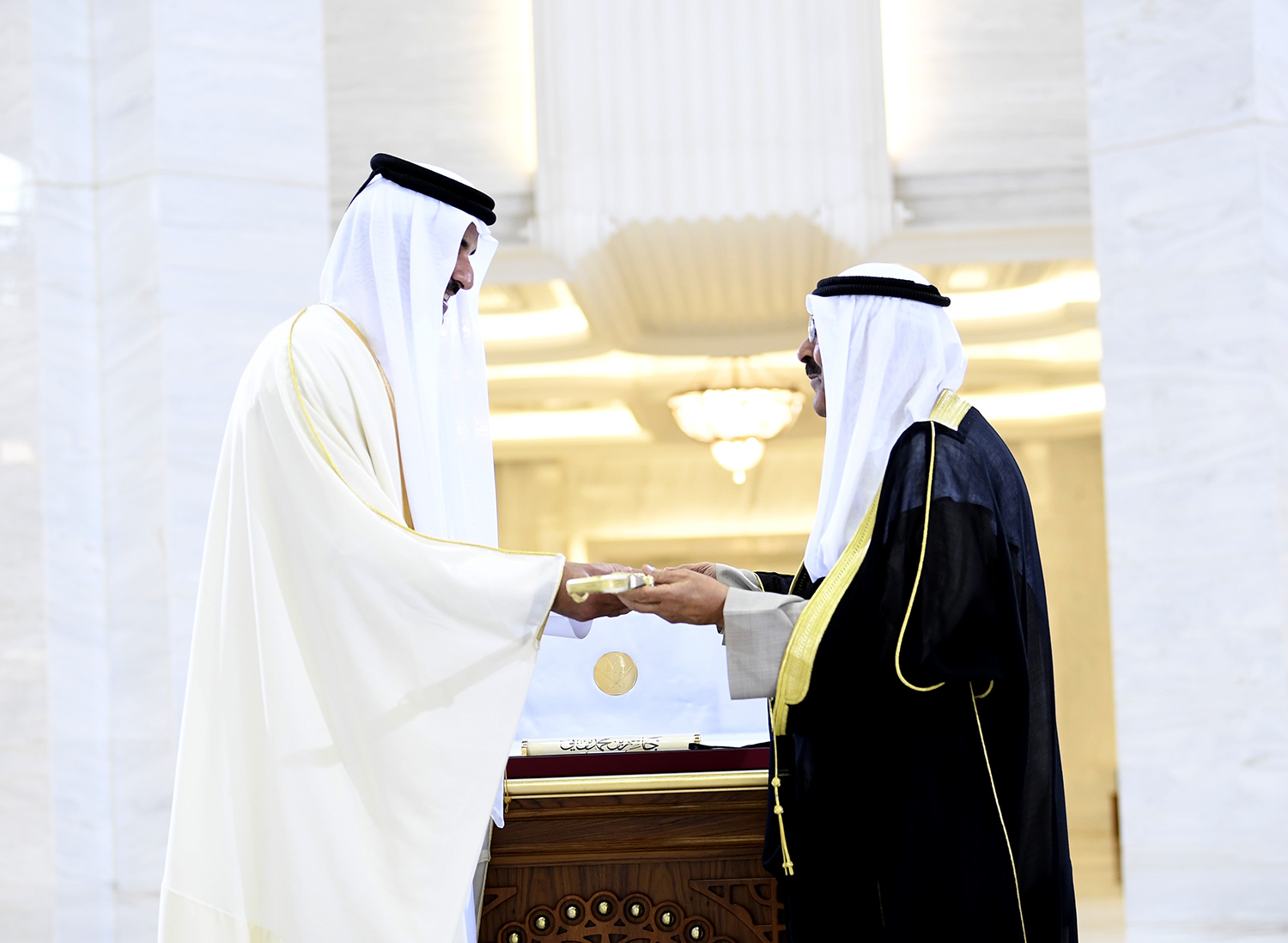 KUNA : Qatari Amir presents "Founder Sword" to Kuwait Amir