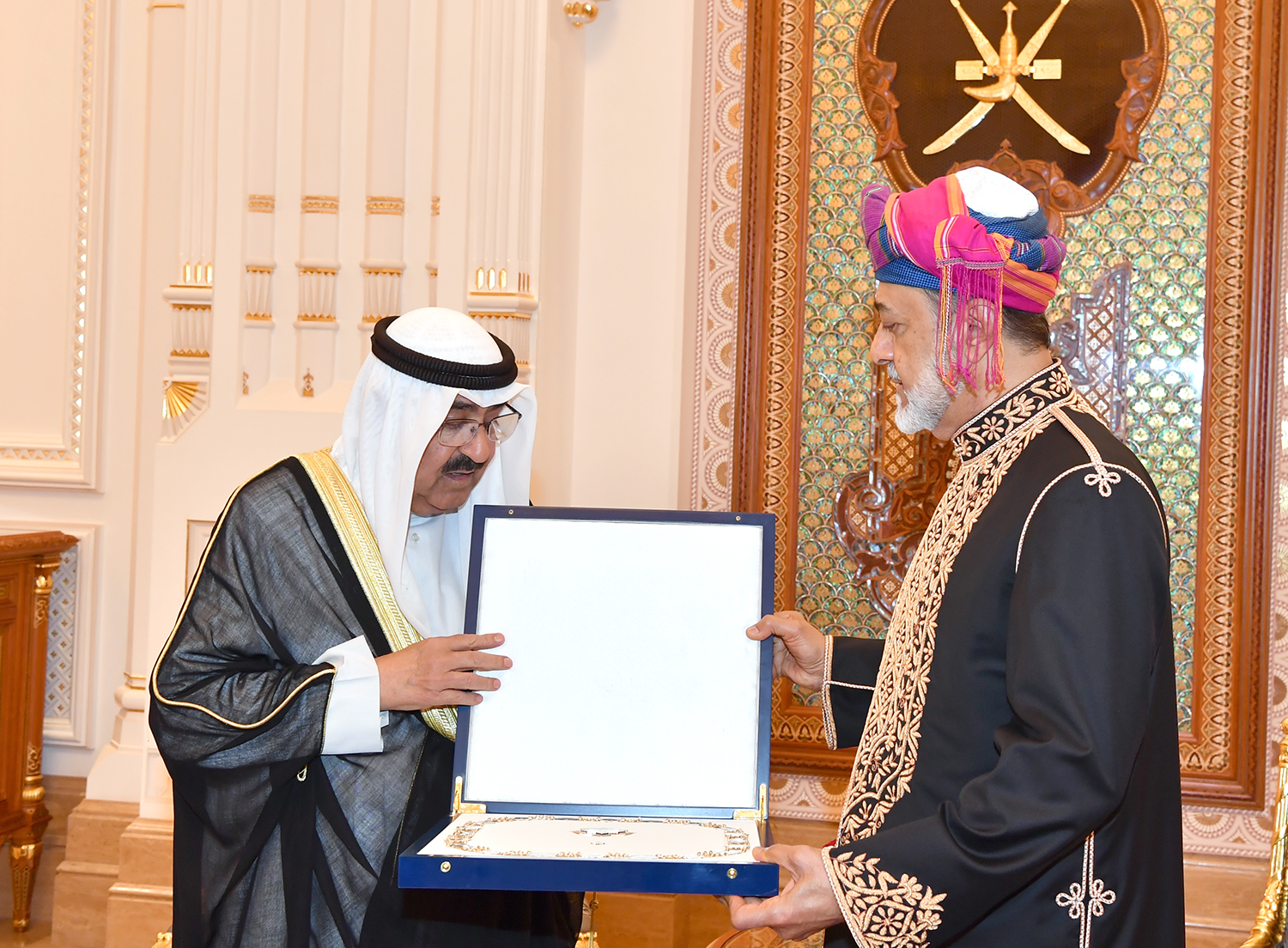 كونا : Kuwait Amir, Oman Sultan exchange medals