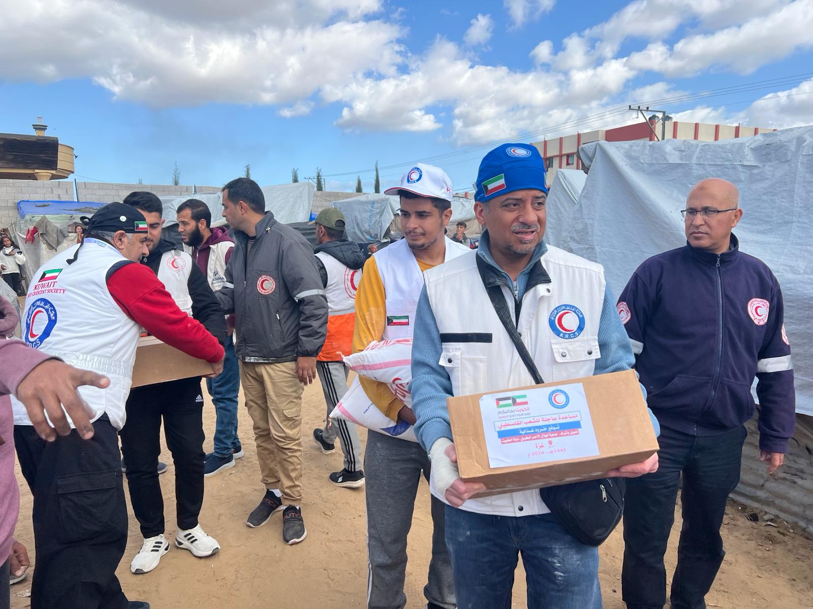 KUNA : KRCS distributes food packages for hundreds of displaced ...