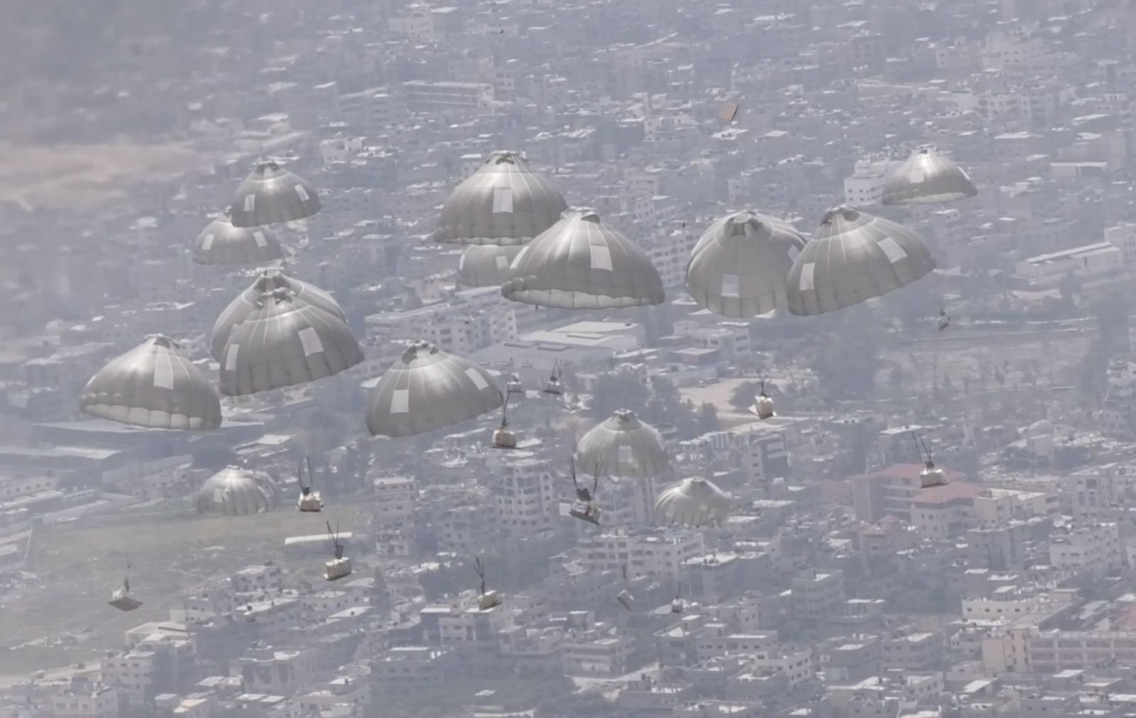 كونا : Egypt's army intensifies air dropping of aid N. Gaza