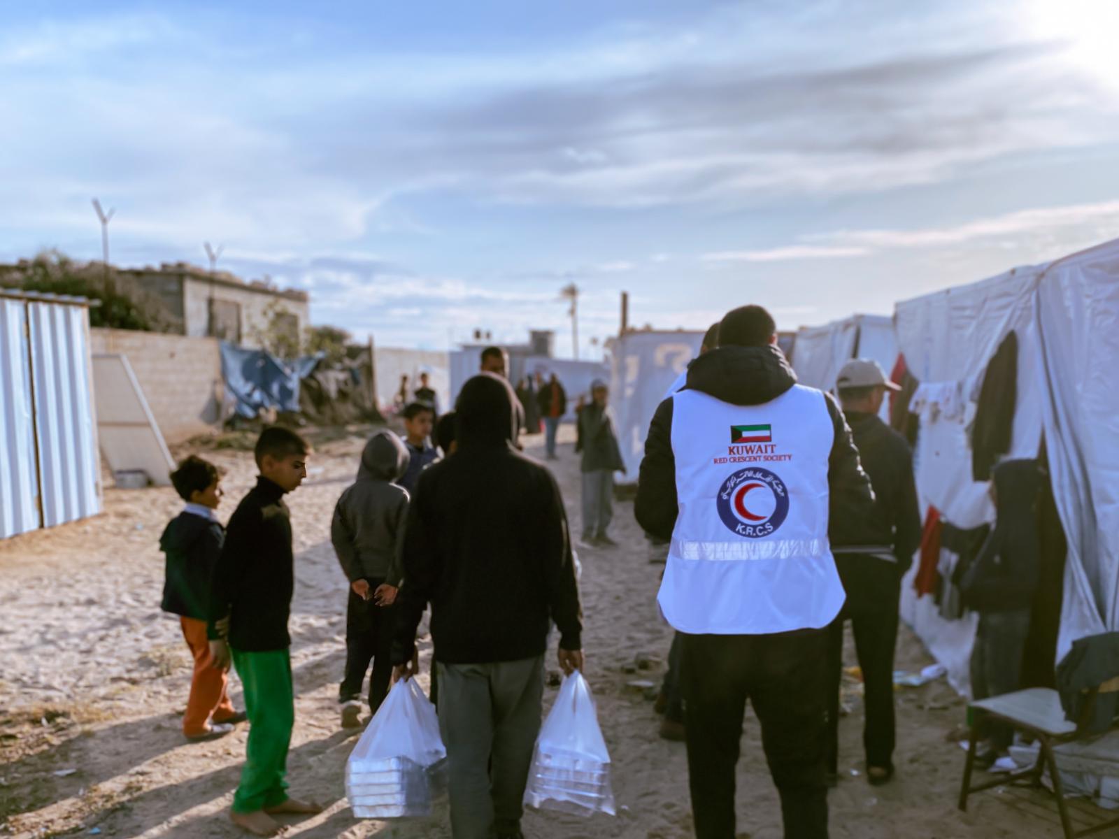 KUNA : KRCS distributes thousands of warm meals to Palestinian refugees ...