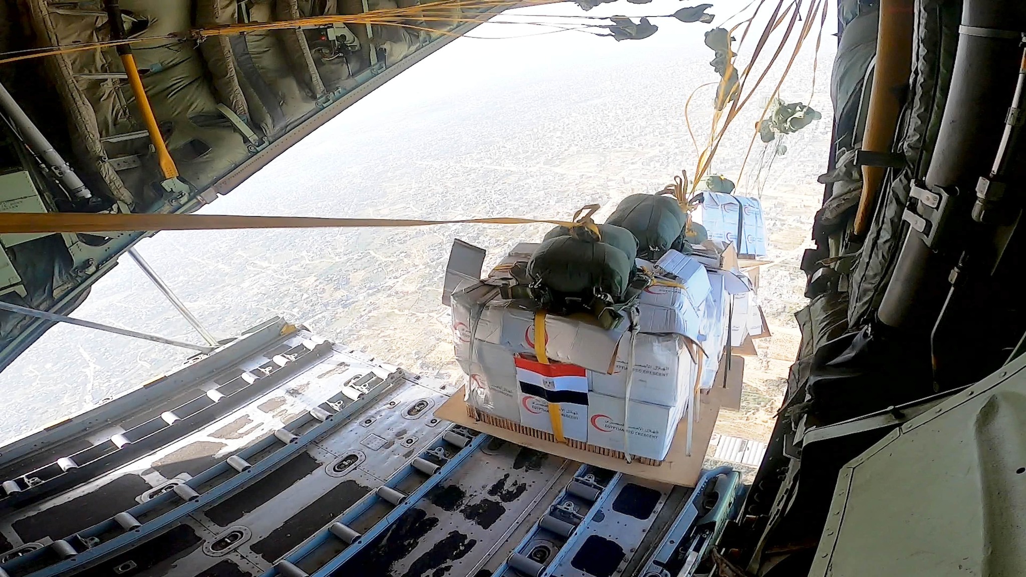 KUNA : Egypt continues aid airdrop into Gaza