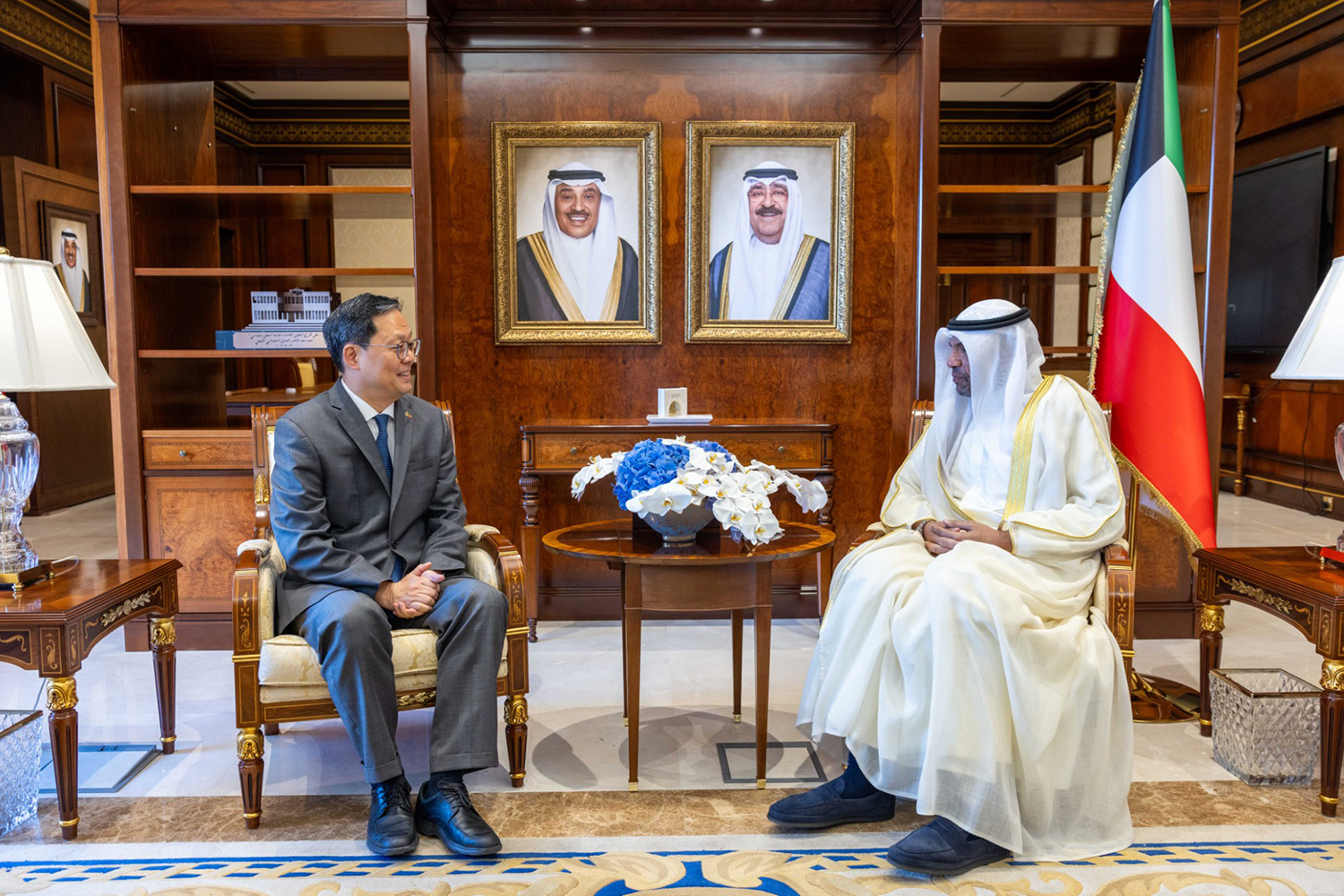 KUNA : Kuwaiti FM receives Korean Amb. to Kuwait