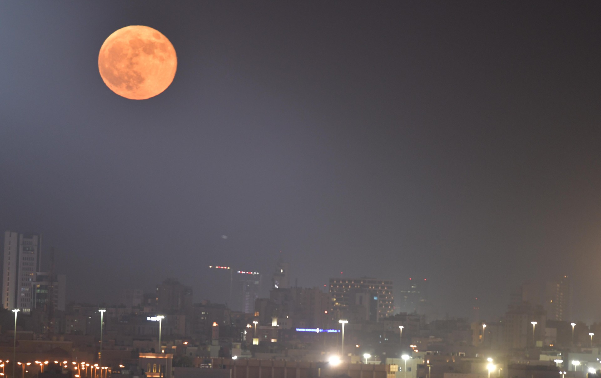 KUNA : Super blood moon adorns Kuwait's sky