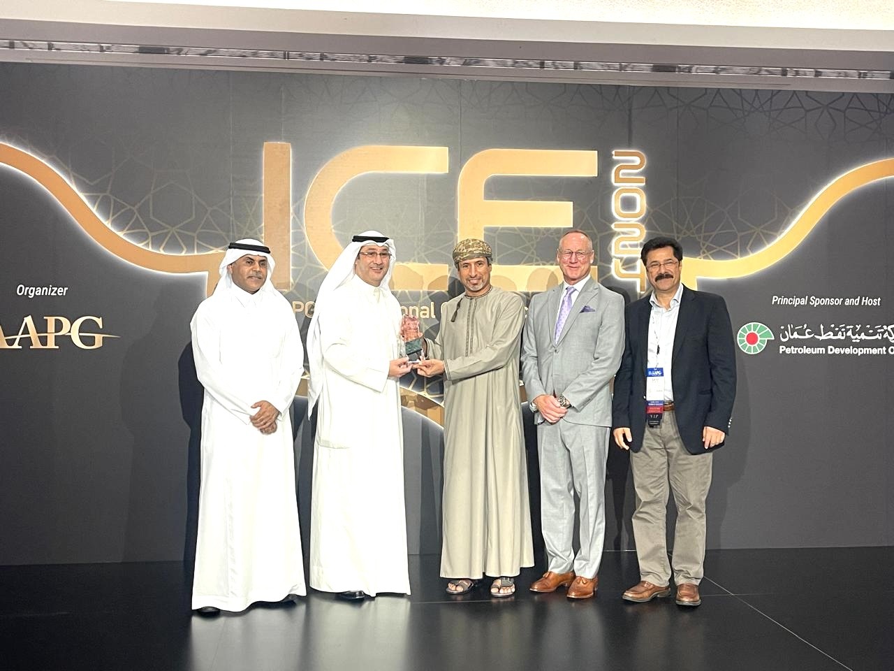 كونا : Oman Min. of Energy honors KOC chief