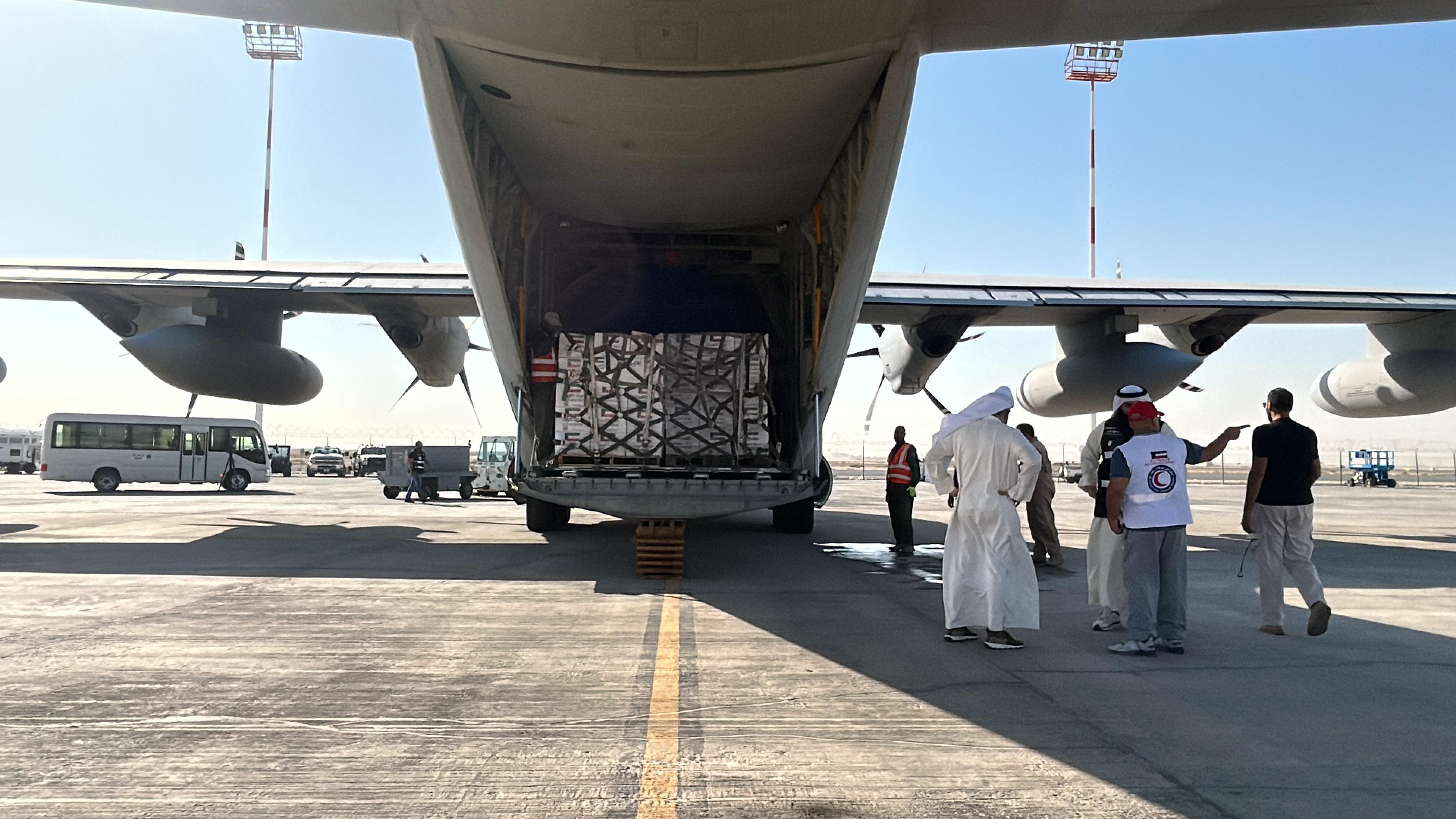 KUNA : Kuwait's 16th relief plane departs with 10 tons of aid for Gaza