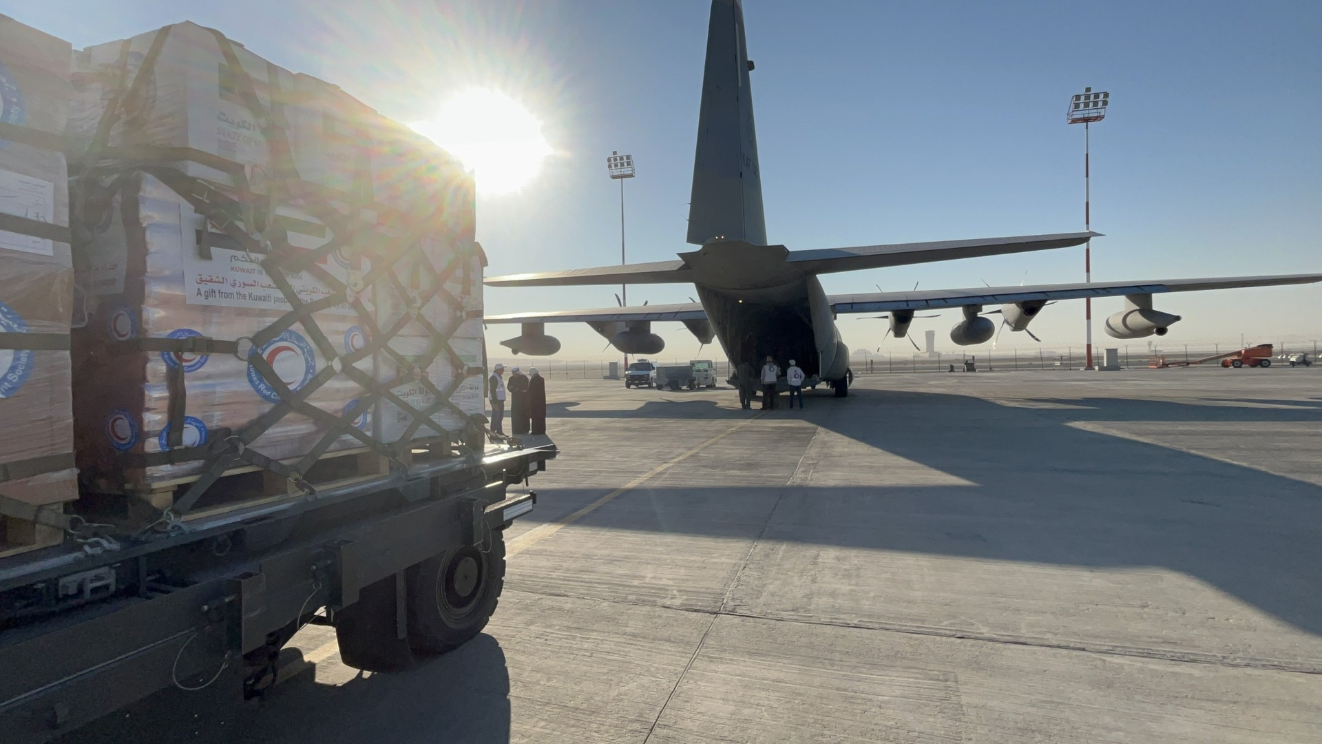 KUNA : Kuwait's 17th humanitarian planeload takes off to Syria - Human ...
