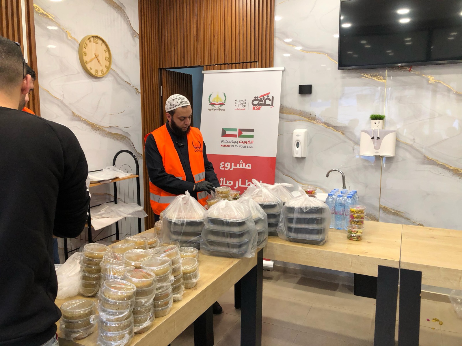 كونا : Kuwait charity distributes iftar meals, food baskets to ...