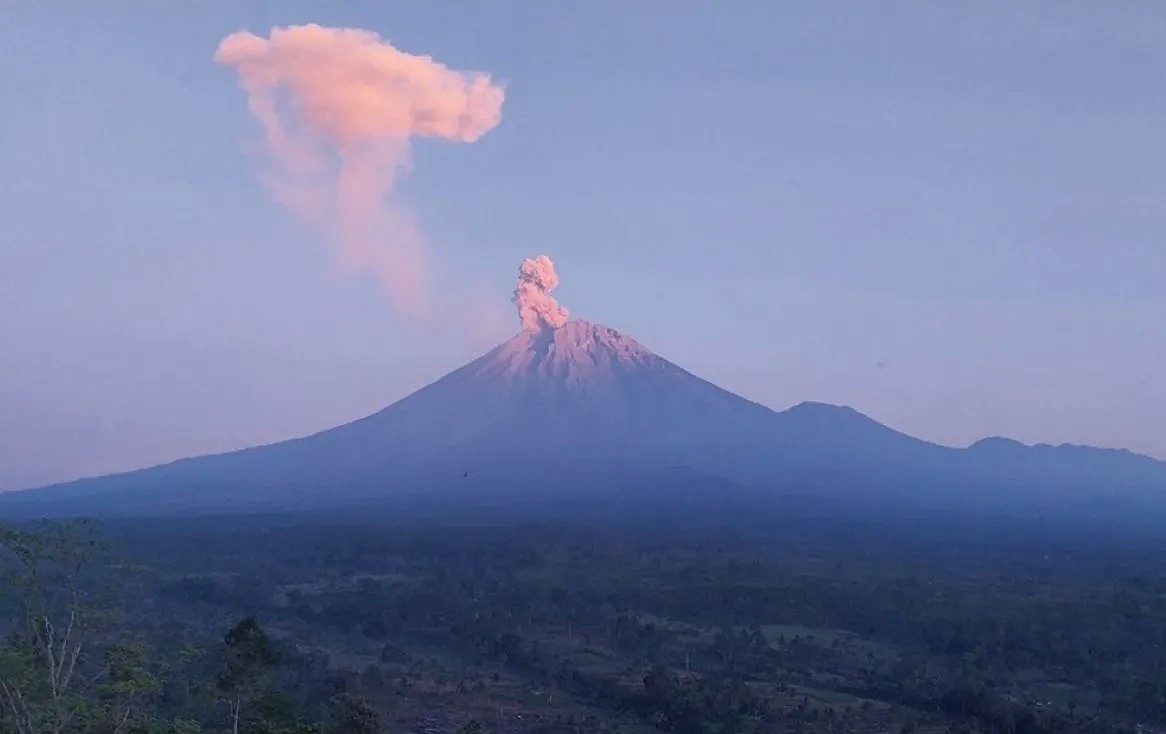 كونا : Indonesia's Mount Semeru erupts 5 times in one day
