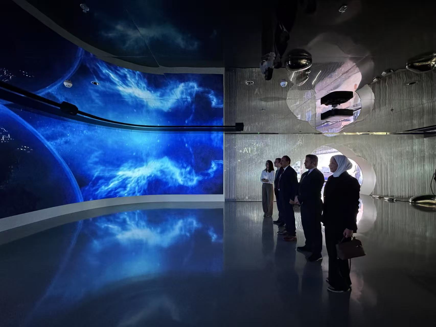 كونا : Le DG par intérim de (KUNA) visite le siège de Huawei pour ...