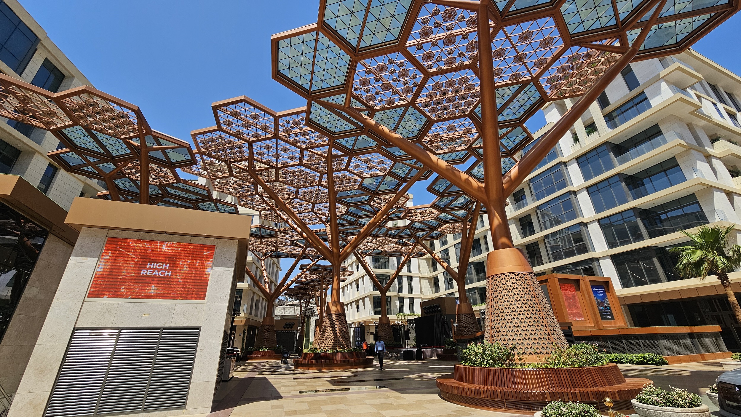 KUNA : Qatar unveils Crystal Walkway: the longest air-conditioned ...