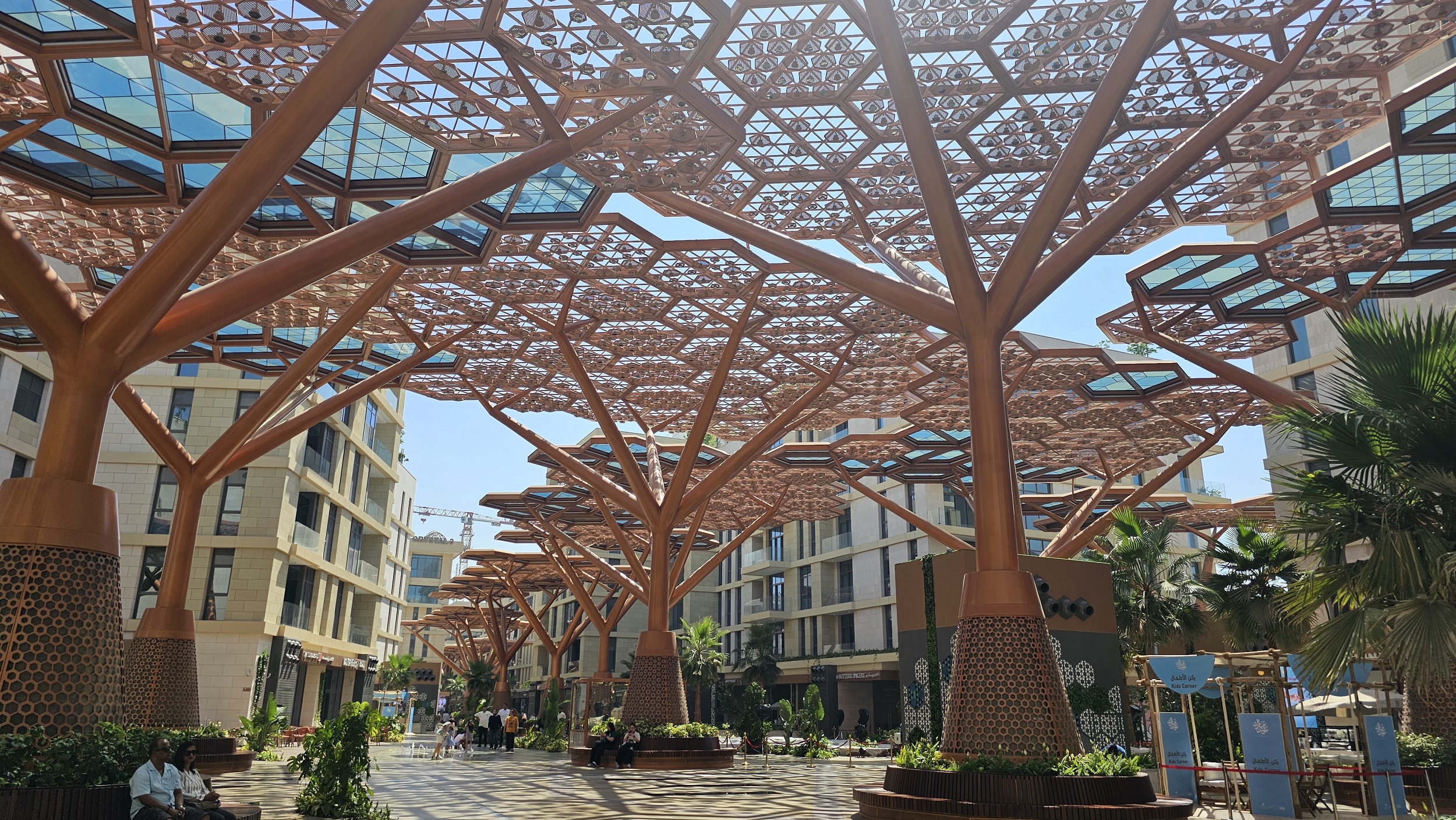 KUNA : Qatar unveils Crystal Walkway: the longest air-conditioned ...