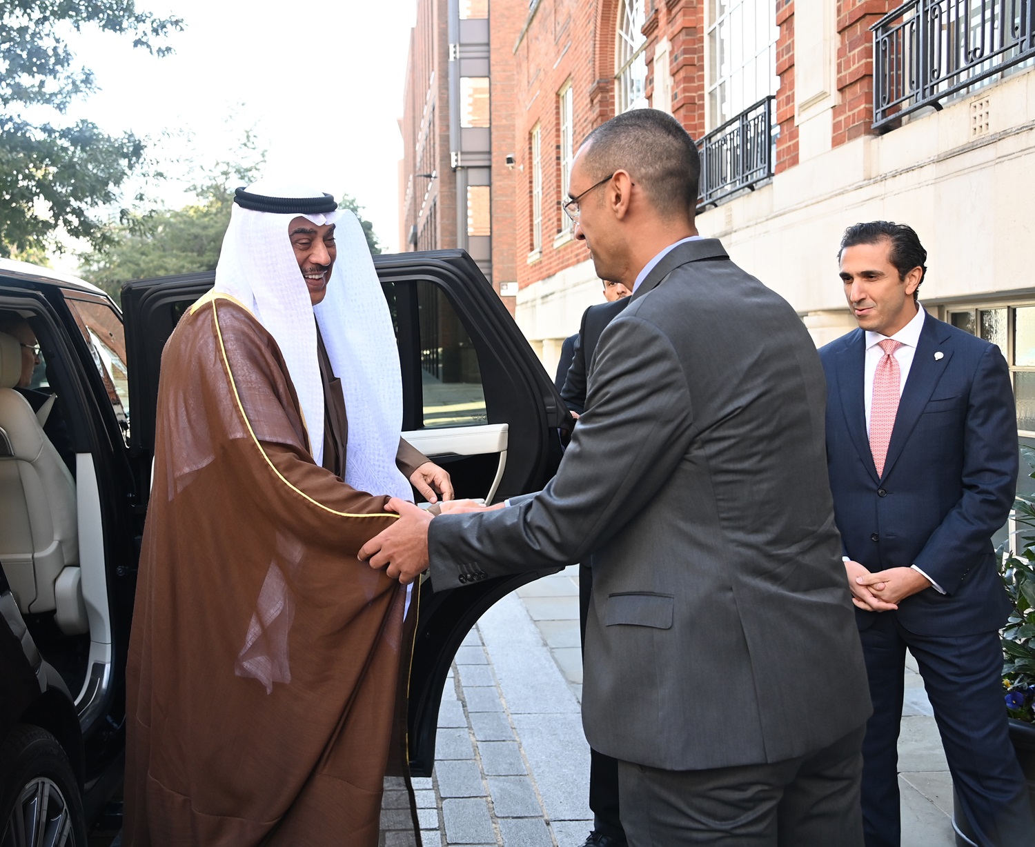 كونا : Kuwait's Crown Prince visits Kuwaiti Investment Office in London